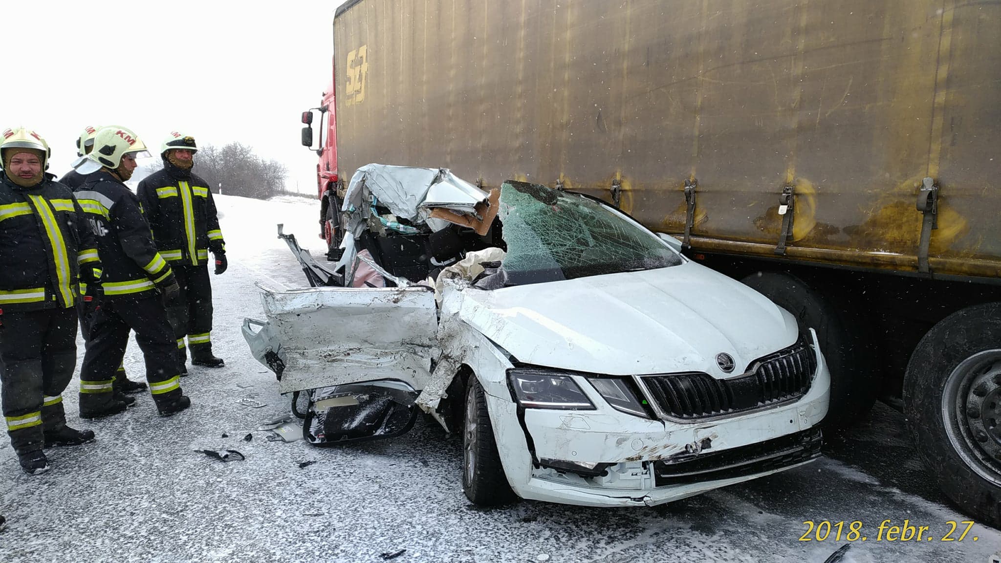 Baleset az M1-es autópályán: csúnyán összetörtek a kamionnak csapódó járművek – fotók - Blikk