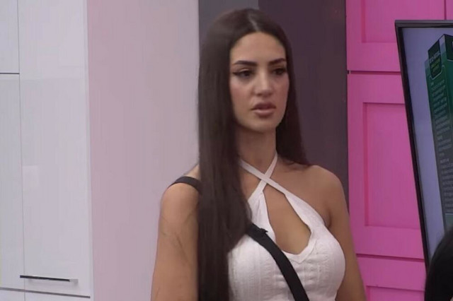 Anđela Đuričić snimljena gola pred kamerama Zadruge