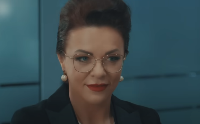 POREDE JE SA LEPOM BRENOM! Harizmatična Anka šmekeru u spotu poručuje: ''Ovakvu nisi voleo'' (video)