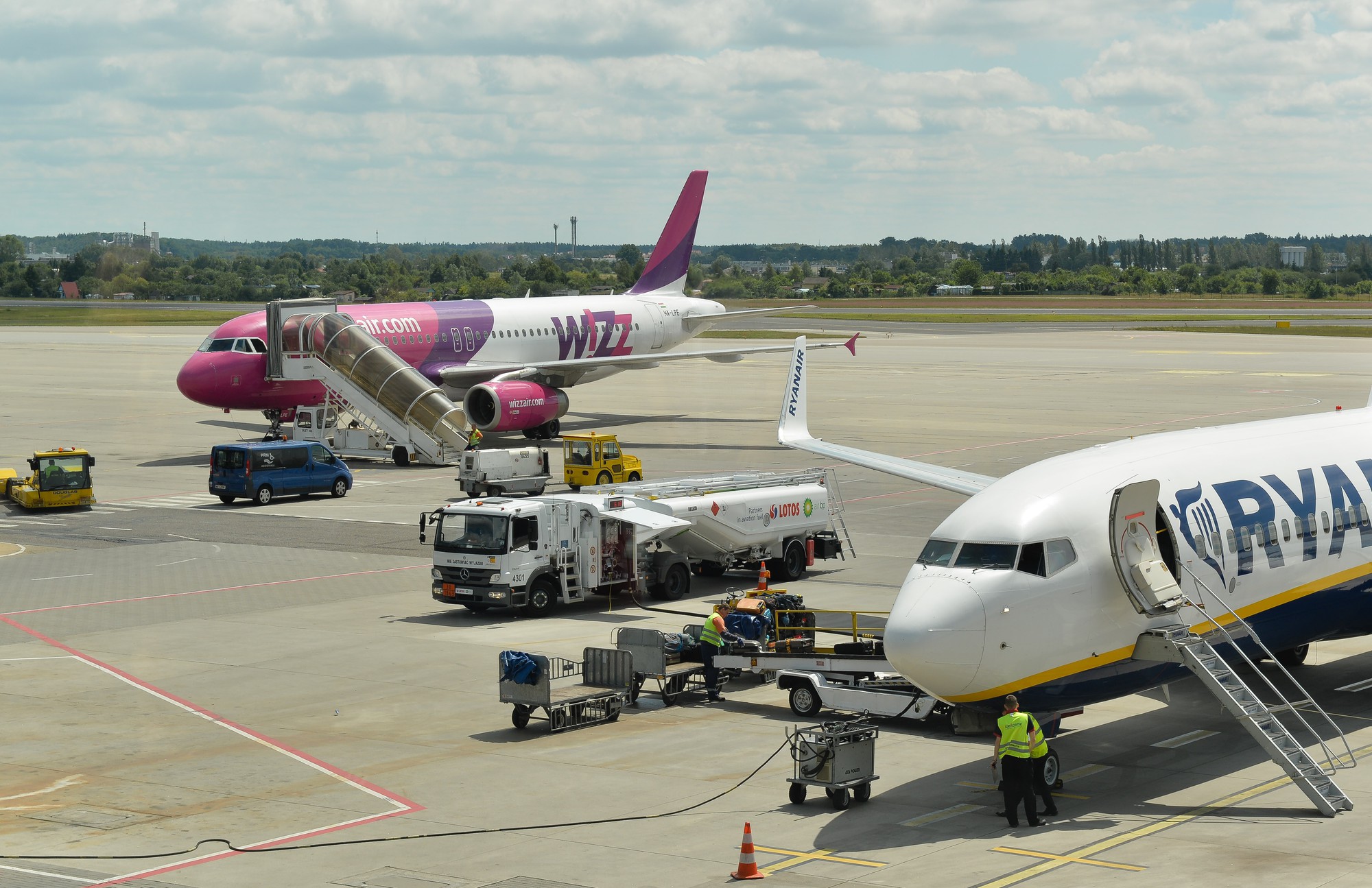 Kierunki rozwoju lotnictwa w Polsce - tanie linie lotnicze i LOT