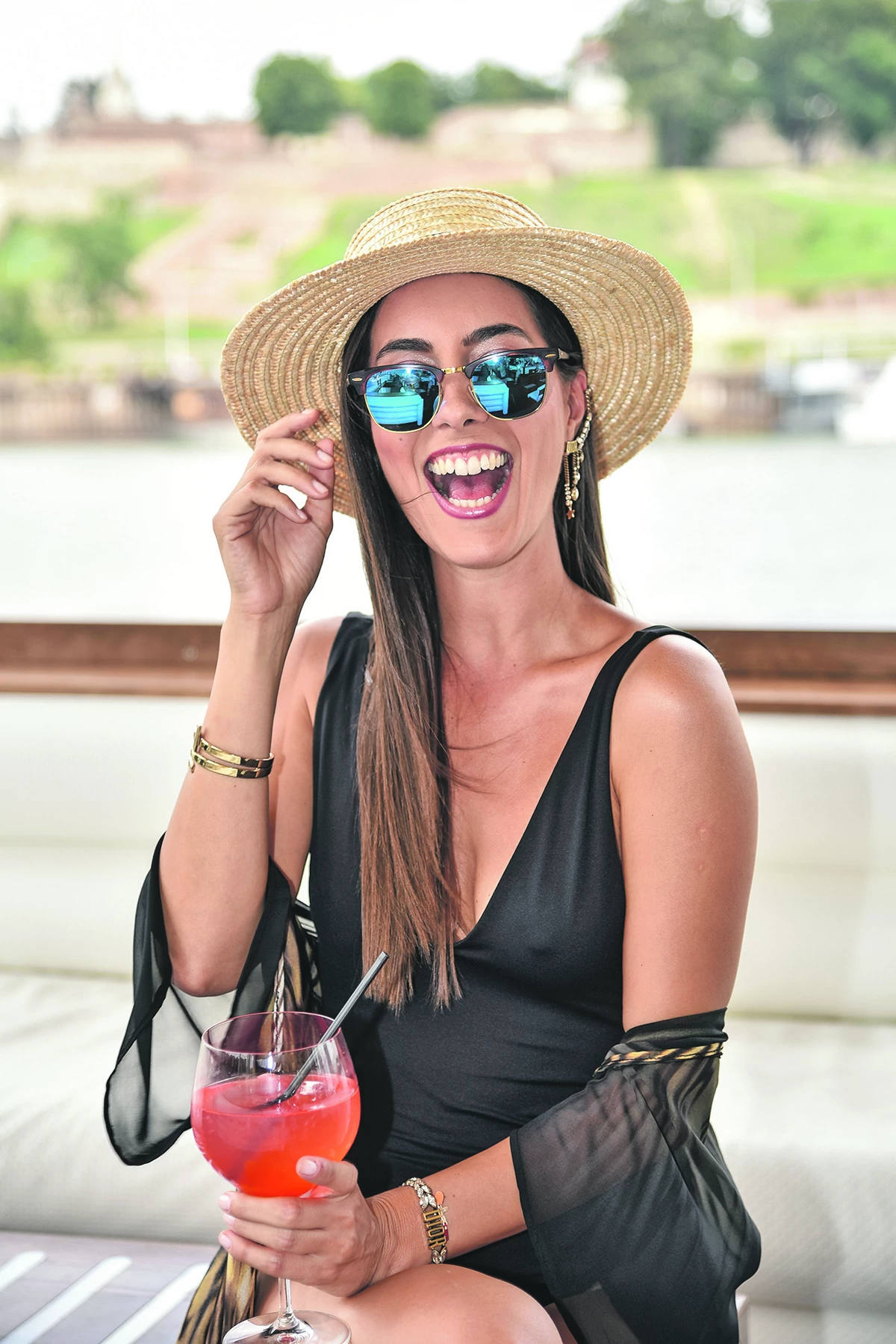 Voditeljka pokazala savršeno izvajanu figuru: Pozadinu prekrila ogrtačem, ali sve se videlo! (FOTO)