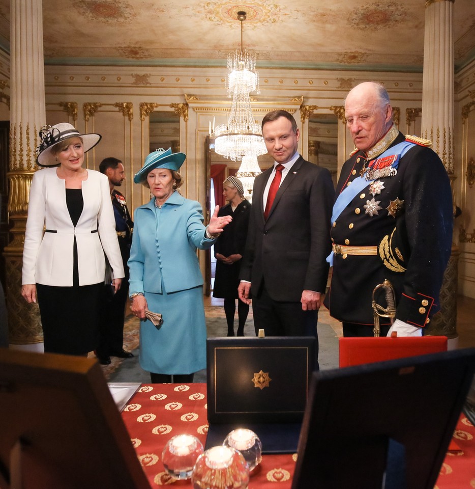 Agata Kornhauser-Duda i królowa Norwegii w kapeluszach. Która wypadła ... Agata Kornhauser-Duda i królowa Norwegii w kapeluszach. Która wypadła ...