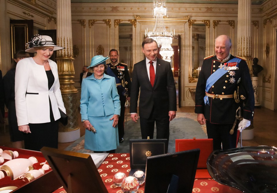 Agata Kornhauser-Duda i królowa Norwegii w kapeluszach. Która wypadła ... Agata Kornhauser-Duda i królowa Norwegii w kapeluszach. Która wypadła ...