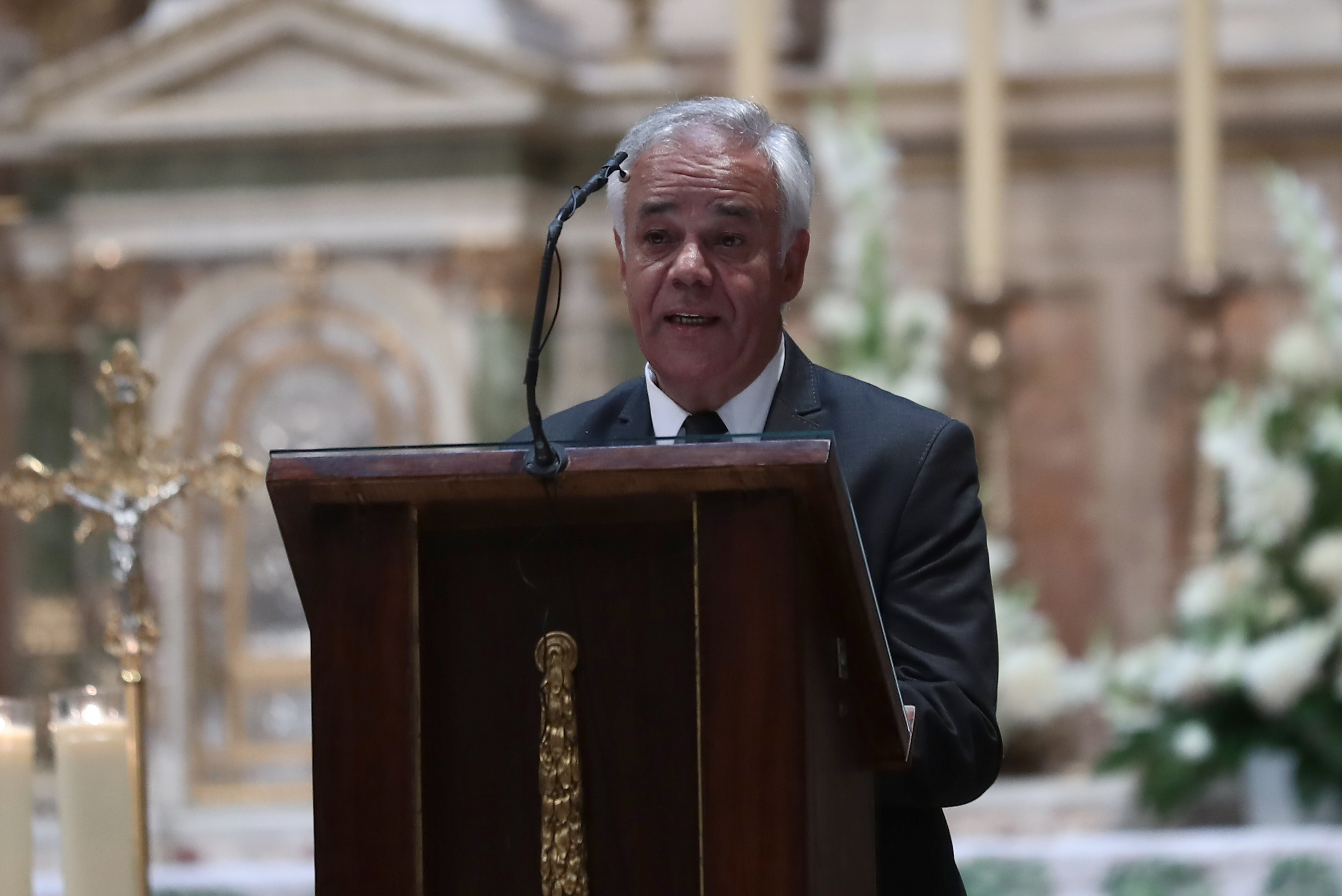 Végtelen fájdalom: így búcsúztatják Lorán Lenkét - fotók a bazilikából ...