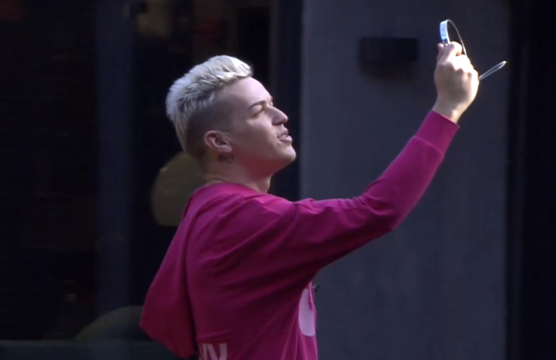 Csak egy tükör kell és Greg máris boldog - Blikk