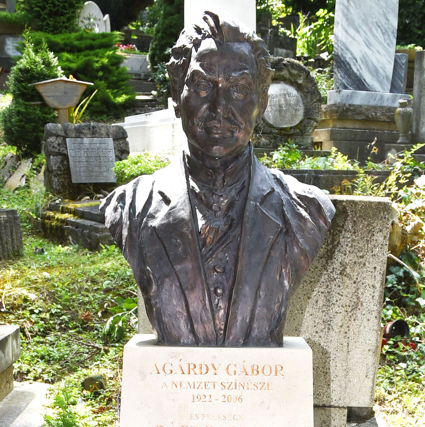 Nézd, milyen most Agárdy Gábor sírja! A kiváló színművész ma lenne 94 ...