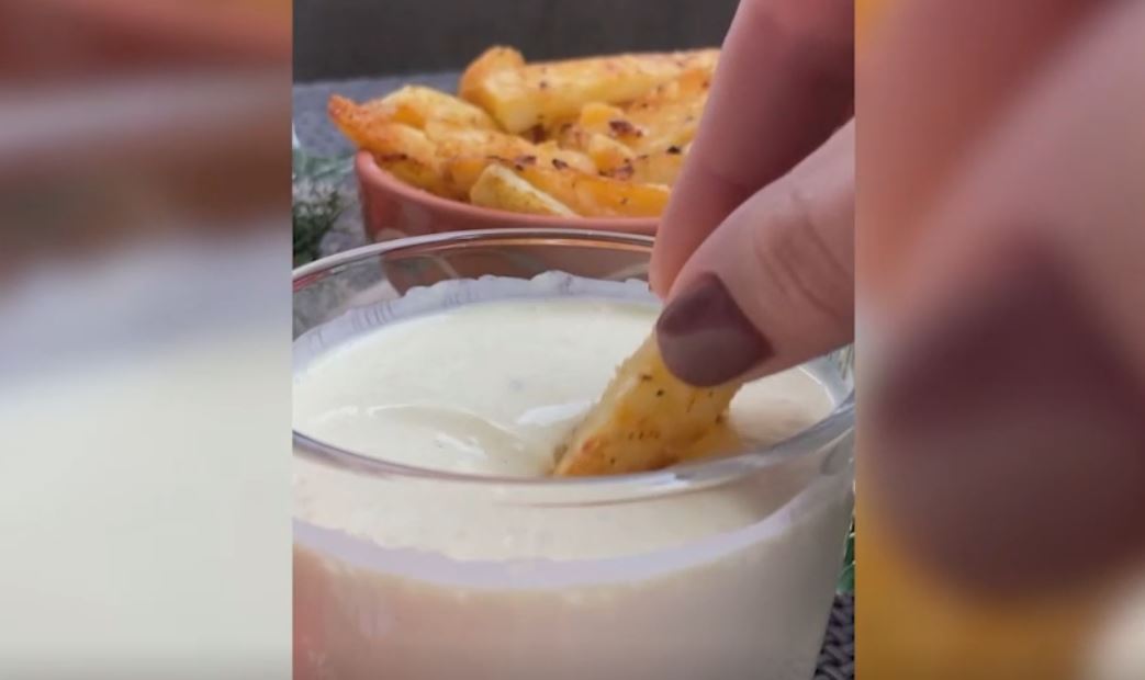 Pomfrit iz rerne sa fantastičnim umakom - Žena.rs