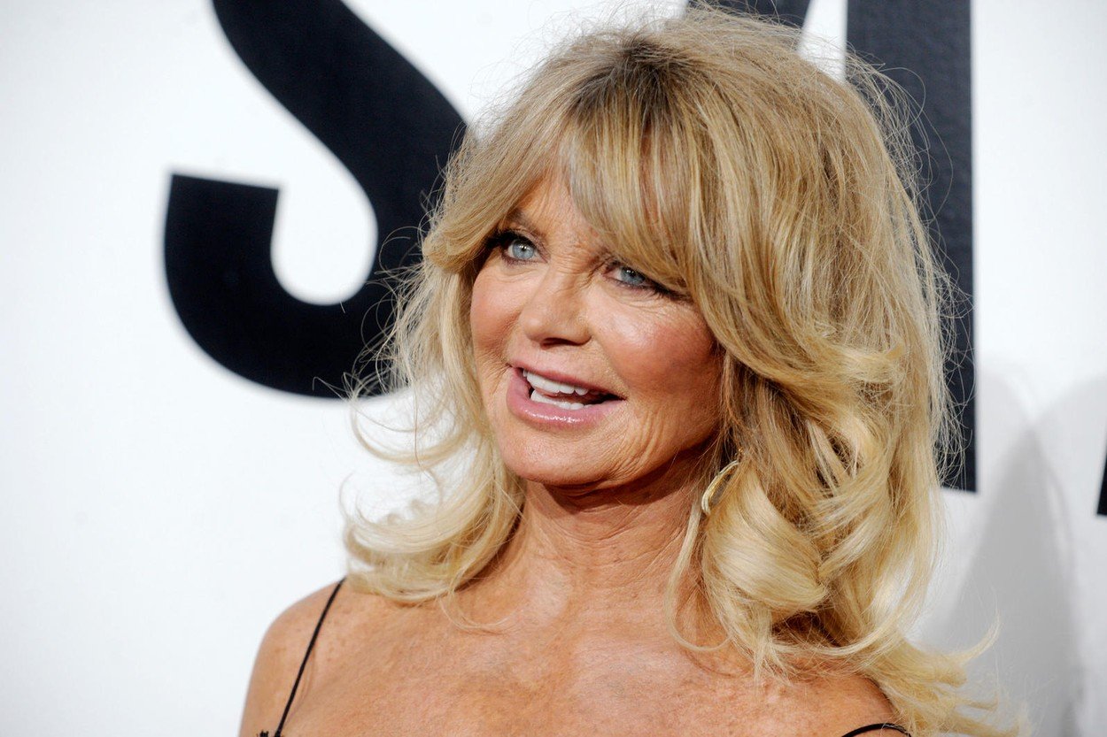 Videli smo kako GOLDI HON izgleda u kupaćem kostimu u 72. GODINI i ...