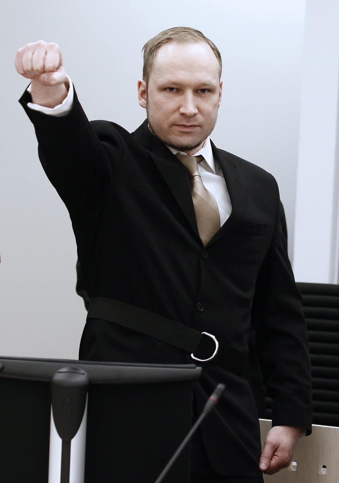 Breivik popłakał się przed sądem. Pokazali mu film... - Dziennik.pl