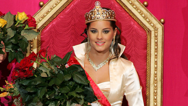 Eltemették Koller Katát: a rákban elhunyt szépségkirálynő a síron ...