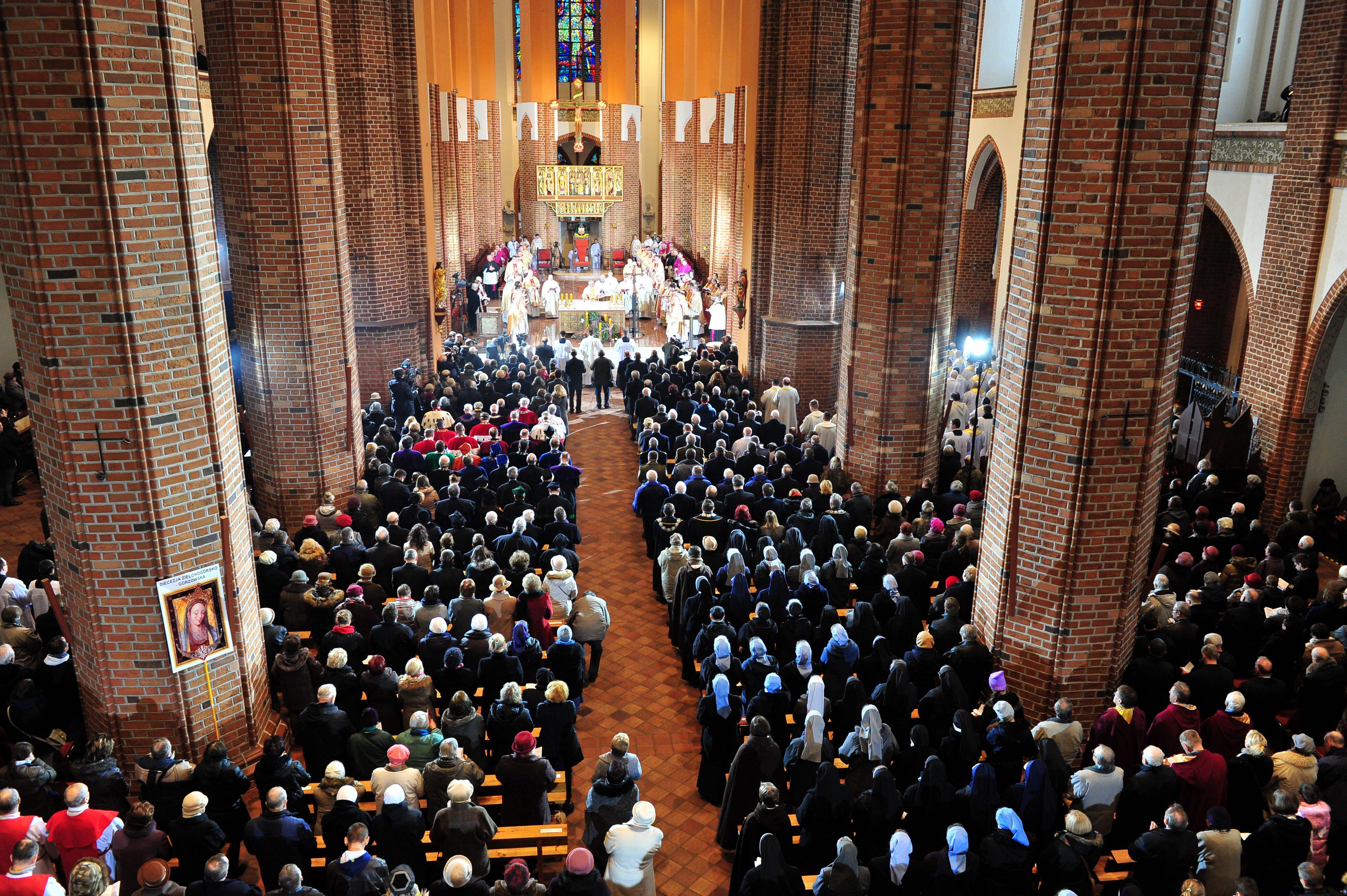 Episkopat: Coraz więcej Polaków chodzi do regularnie do kościoła ...