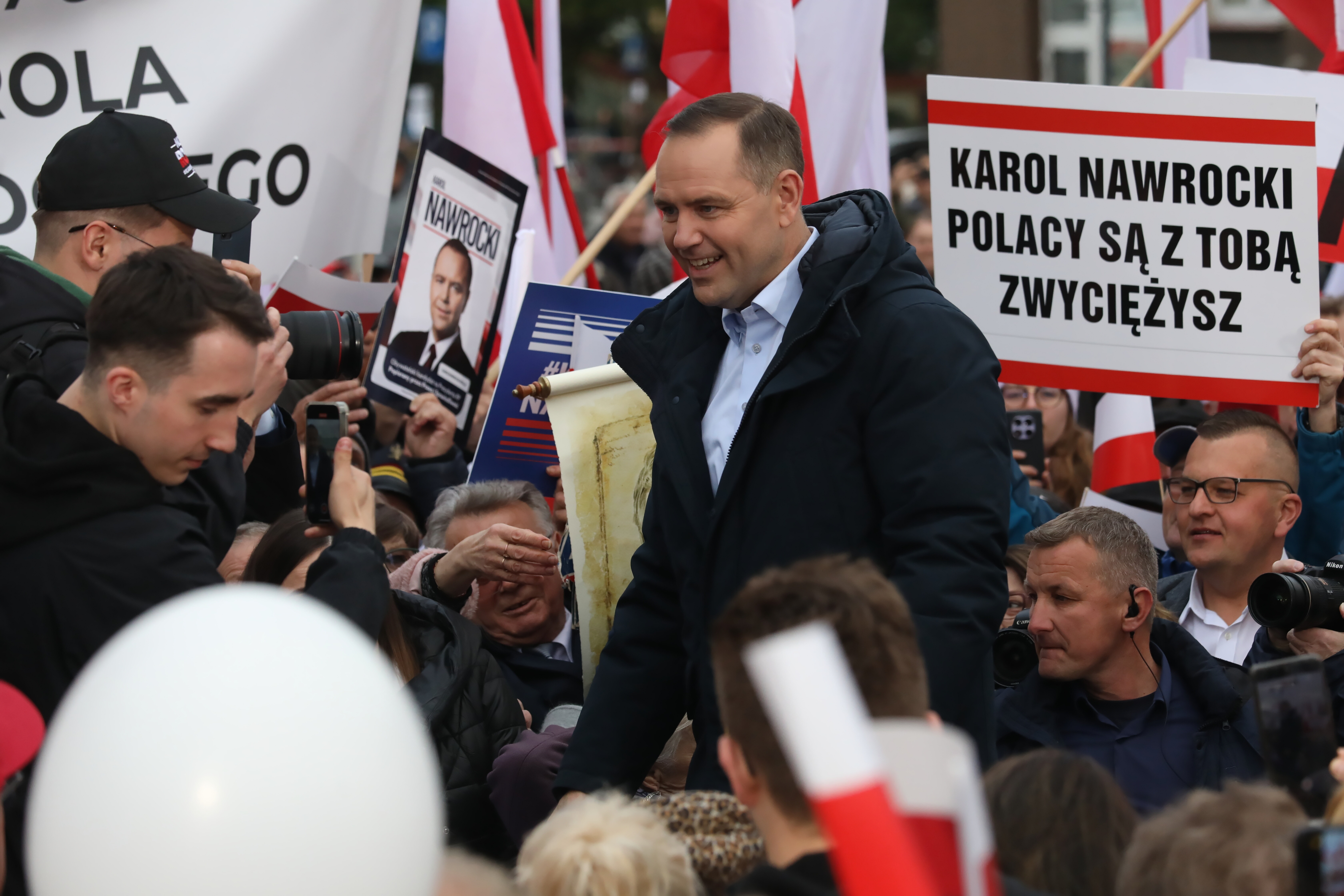 Afera mieszkaniowa pogrzebie szanse Karola Nawrockiego? "I tak będzie ...