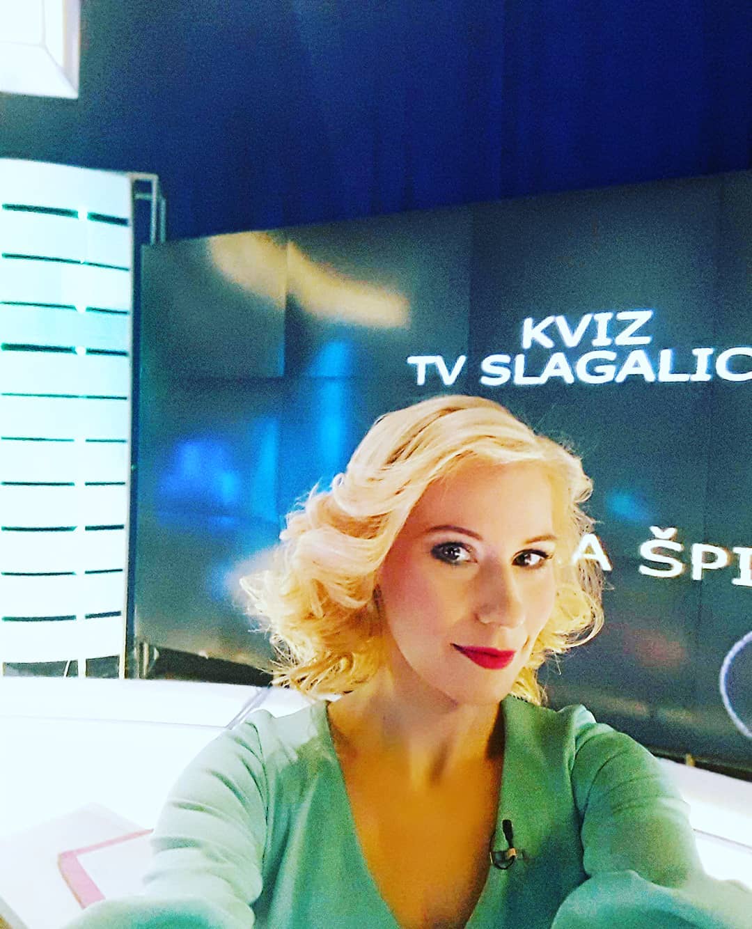 Na TV-u je vidimo uvek potpuno spremnu, ali evo KAKO VODITELJKA IZGLEDA ...