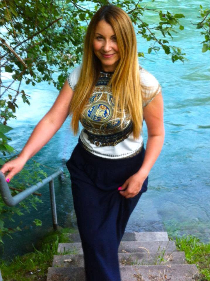 Nekada MEGA popularna folk pevačica, a danas izgleda OVAKO