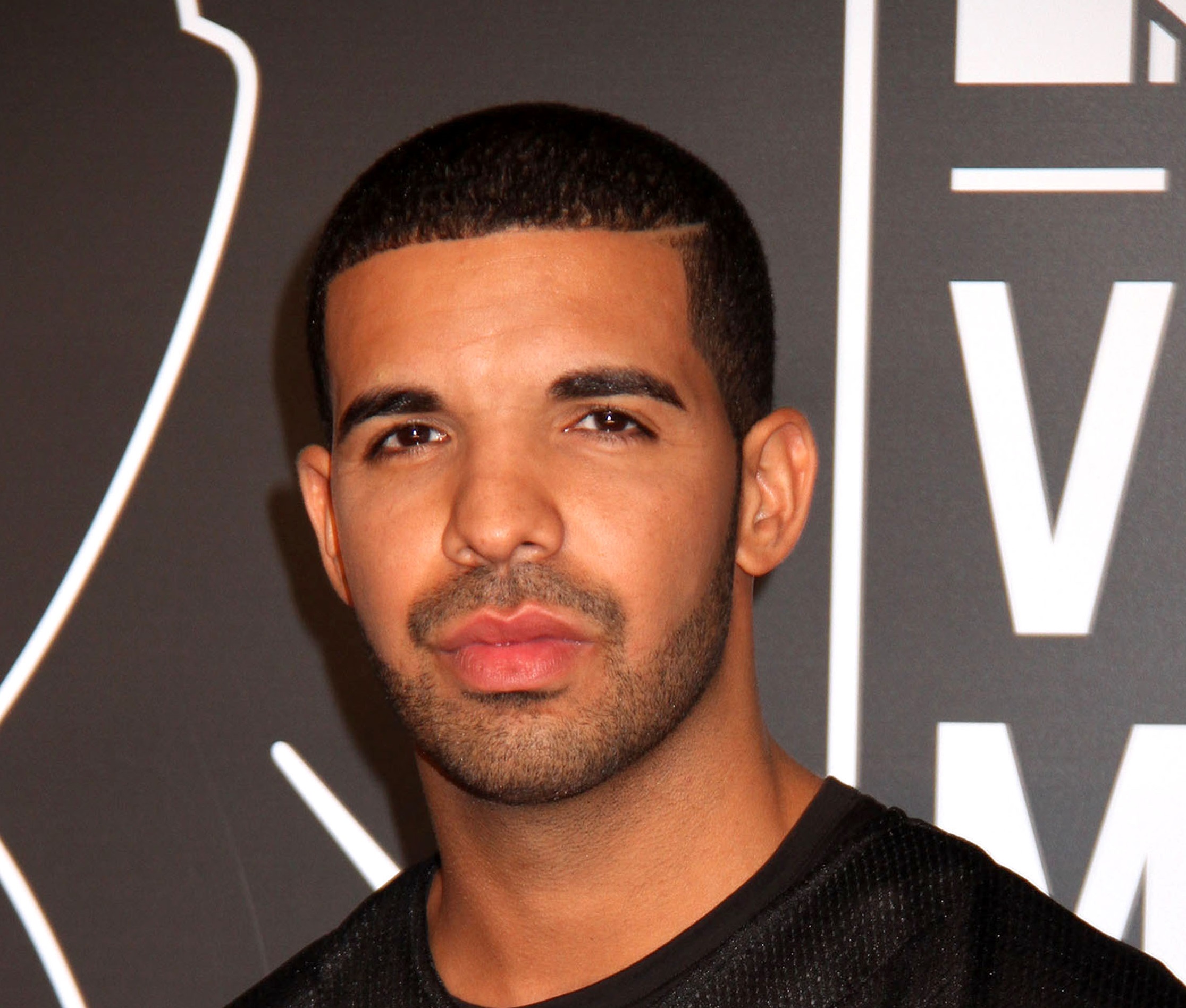 Drake egy 10 milliós Birkin-táskát adott egy rajongójának - Blikk