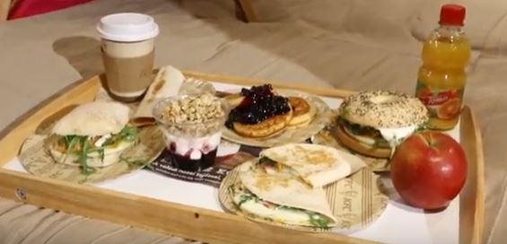 Ínycsiklandó reggeli: ilyen finomságokkal várja vendégeit a KFC - videó ...