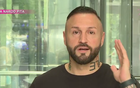 Nenad Aleksić Ša snimljen u izgužvanoj majici pa se Vanja Aleksić šali ...