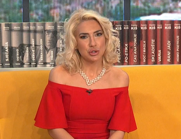 PROVIDNE HELANKE I ČIPKASTI TOP, POKAZALA PREVIŠE: Jovana Jeremić u ...