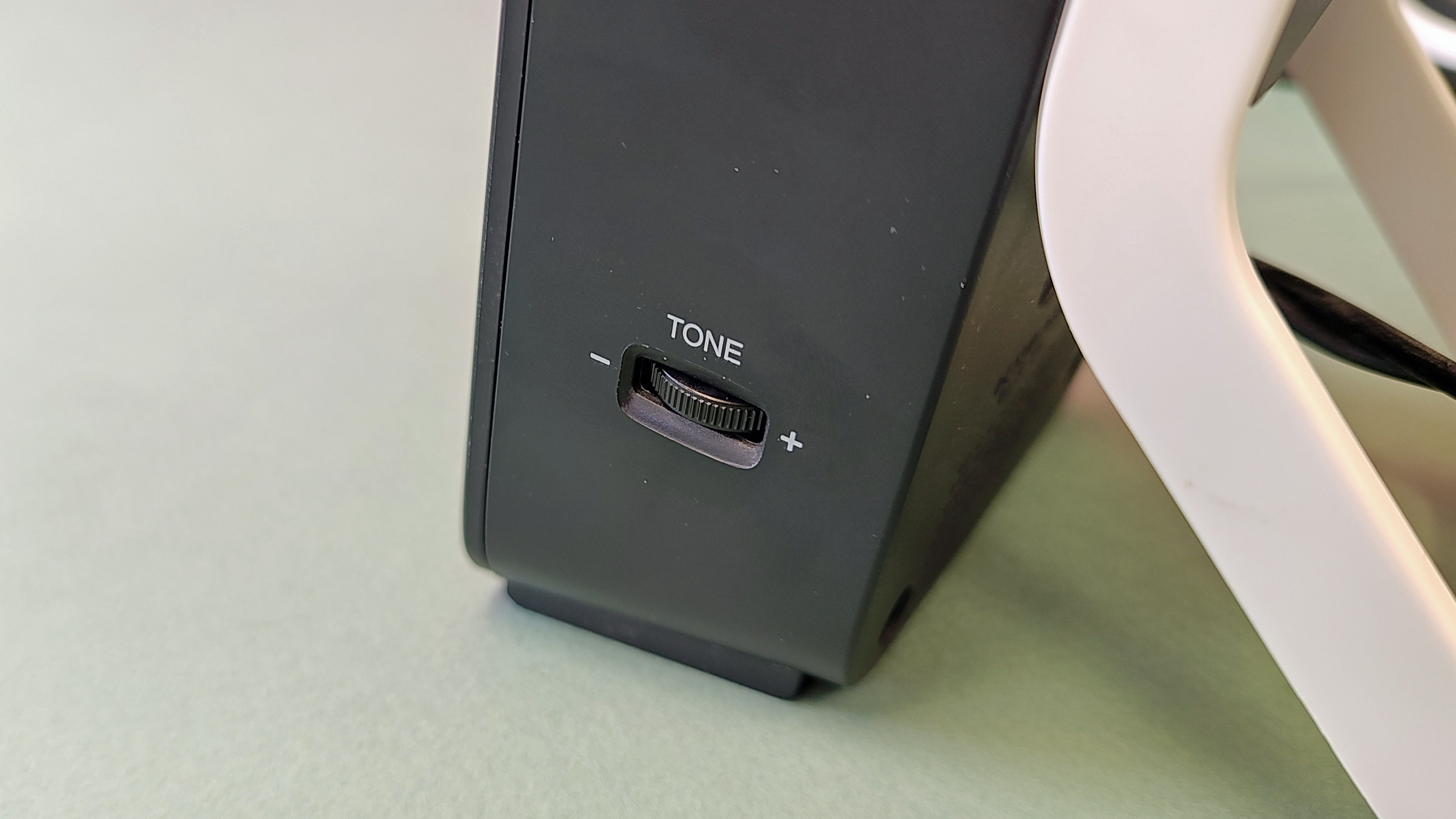 Logitech Z200 im Test: 2.0-Lautsprecher mit Dampfrad | Heise online ...