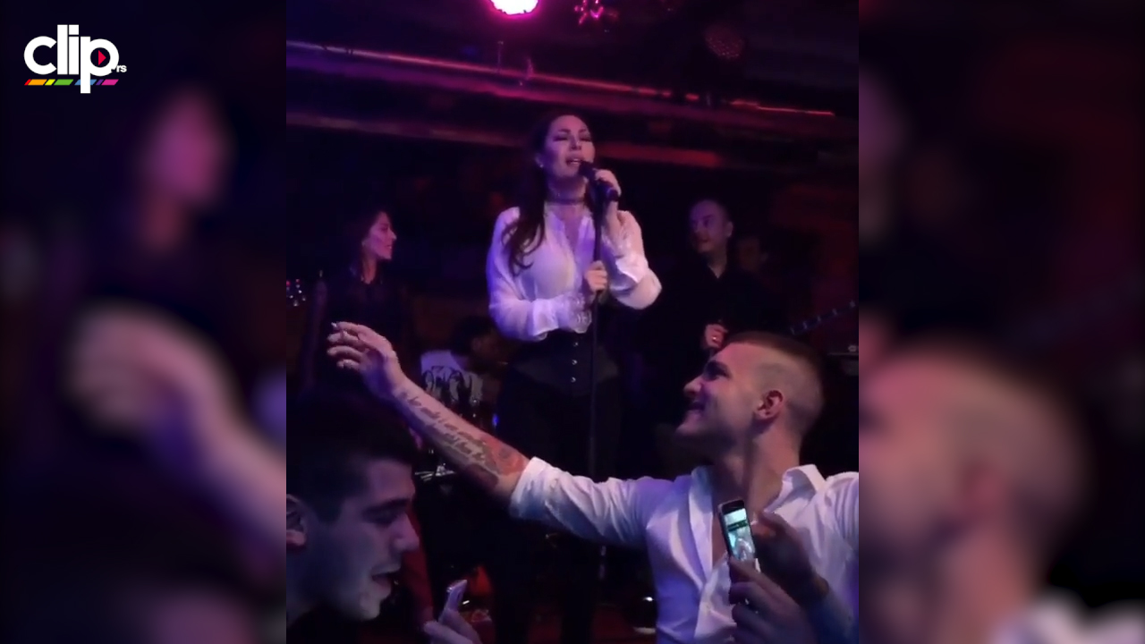 Evo šta radi Veljko dok Ceca peva!