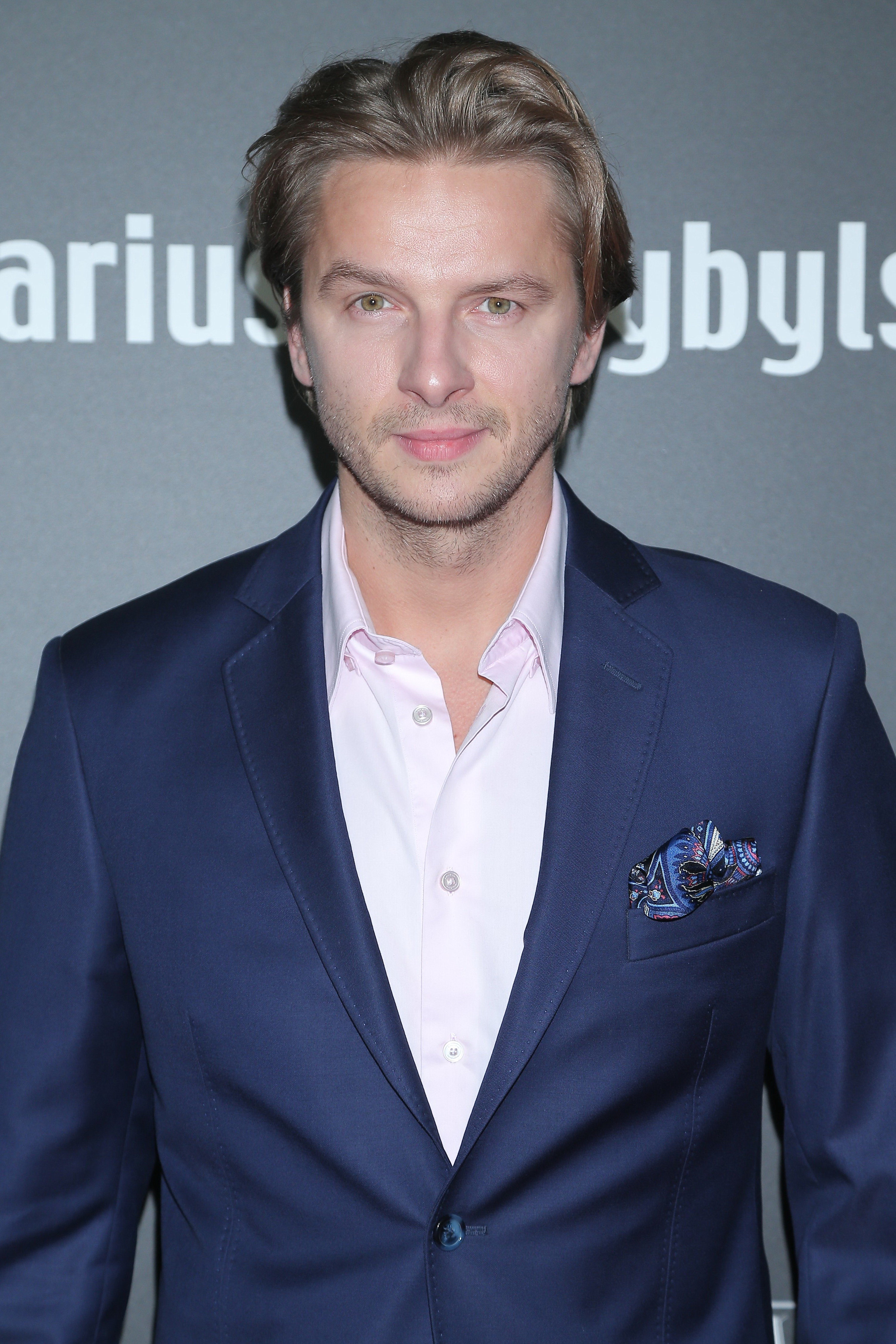 Czym poza aktorstwem zajmuje się Adam Adamonis? - Plejada.pl