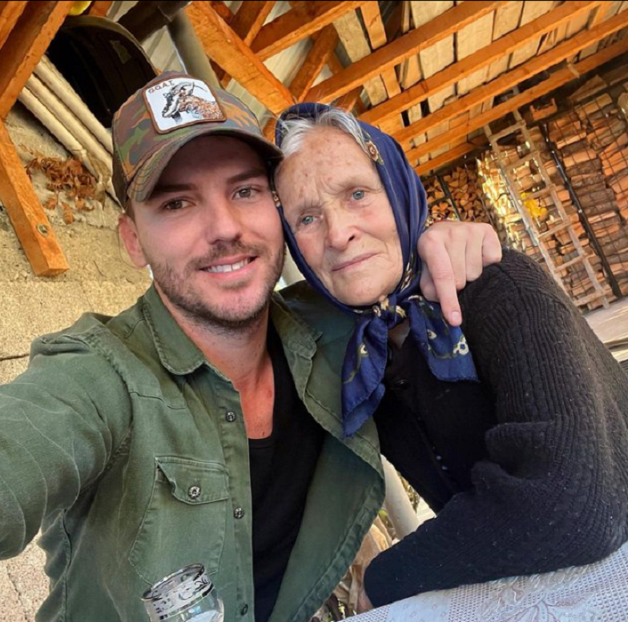 Šminker i frizer Aleksandar Dramićanin ponovo transformisao svoju baku ...