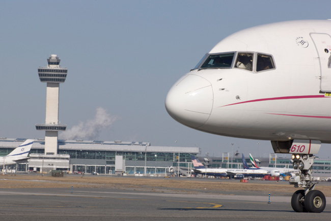 Stewardesy przyłapane na gorącym uczynku. Przemycały pieniądze z fentanylu