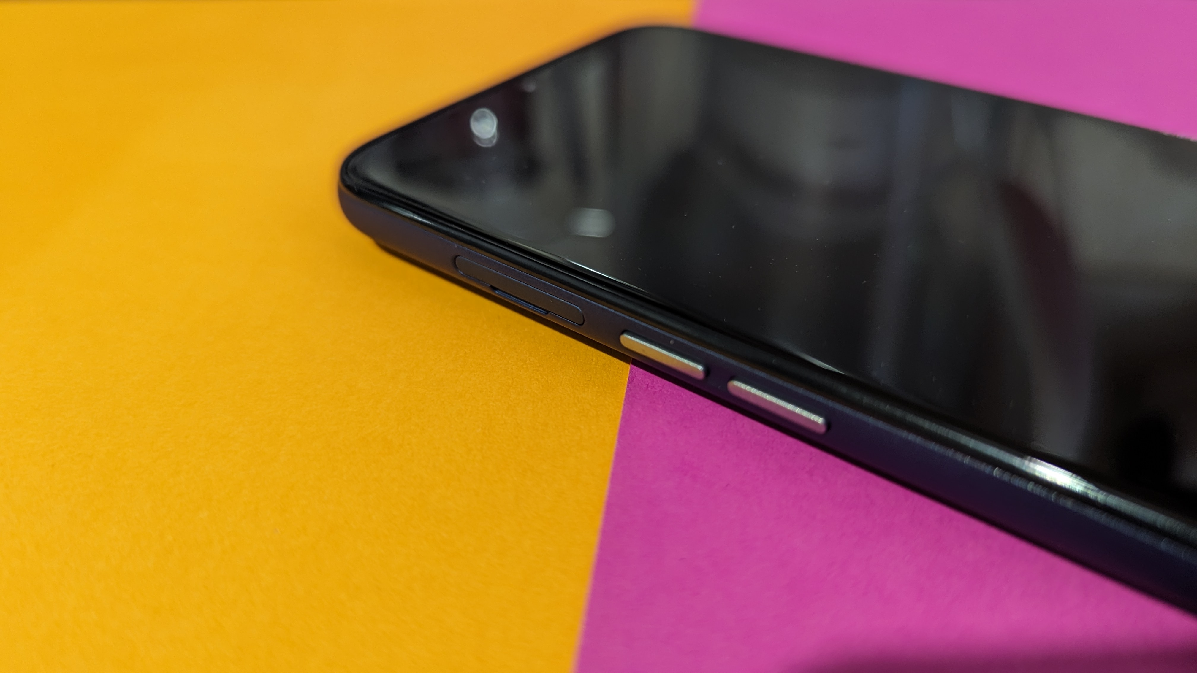 Doro 8200 im Test: Smartes Seniorenhandy mit Notruffunktion | Heise ...