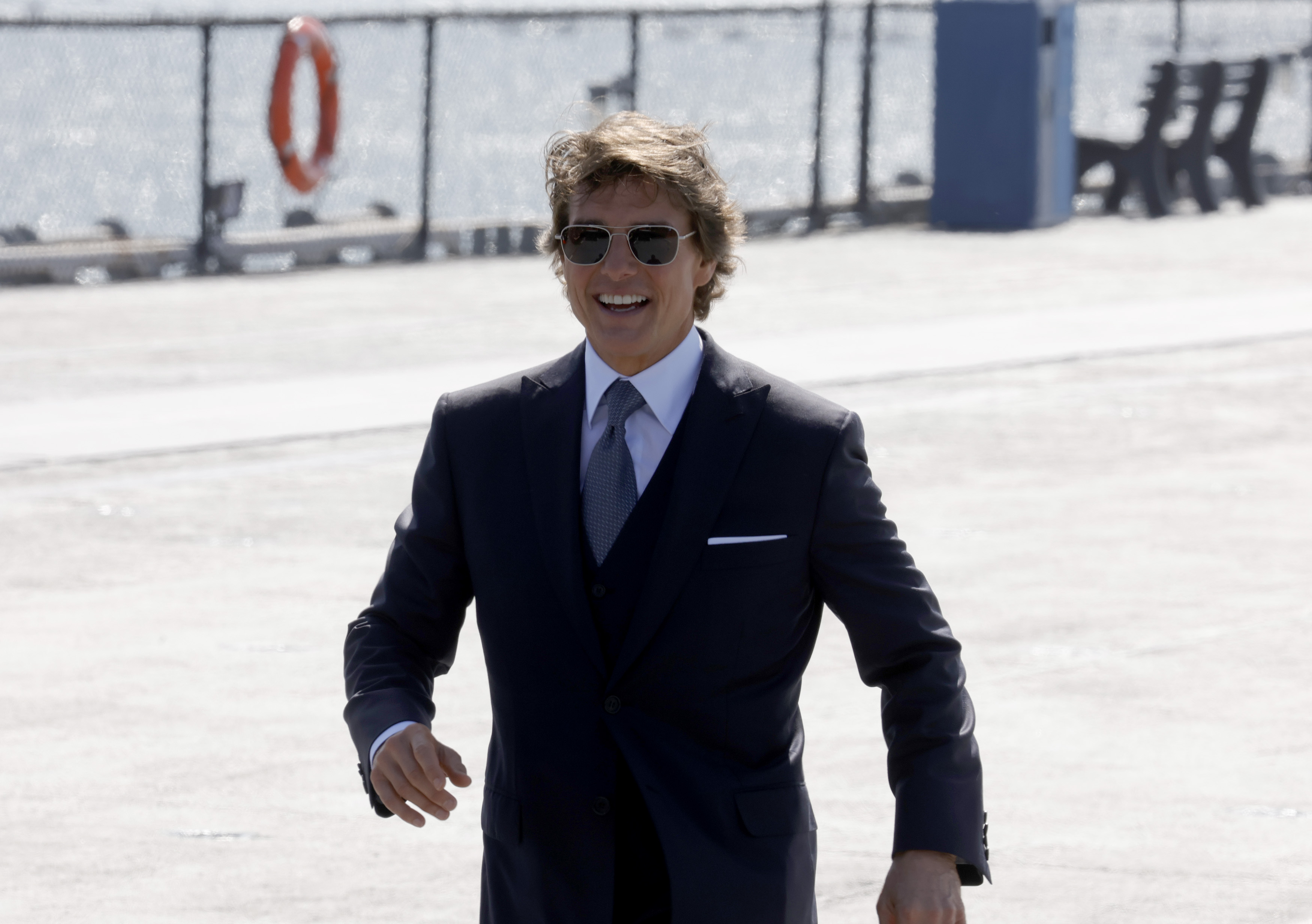 Tom Cruise egy általa vezetett helikopterrel érkezett Top Gun 2 ...