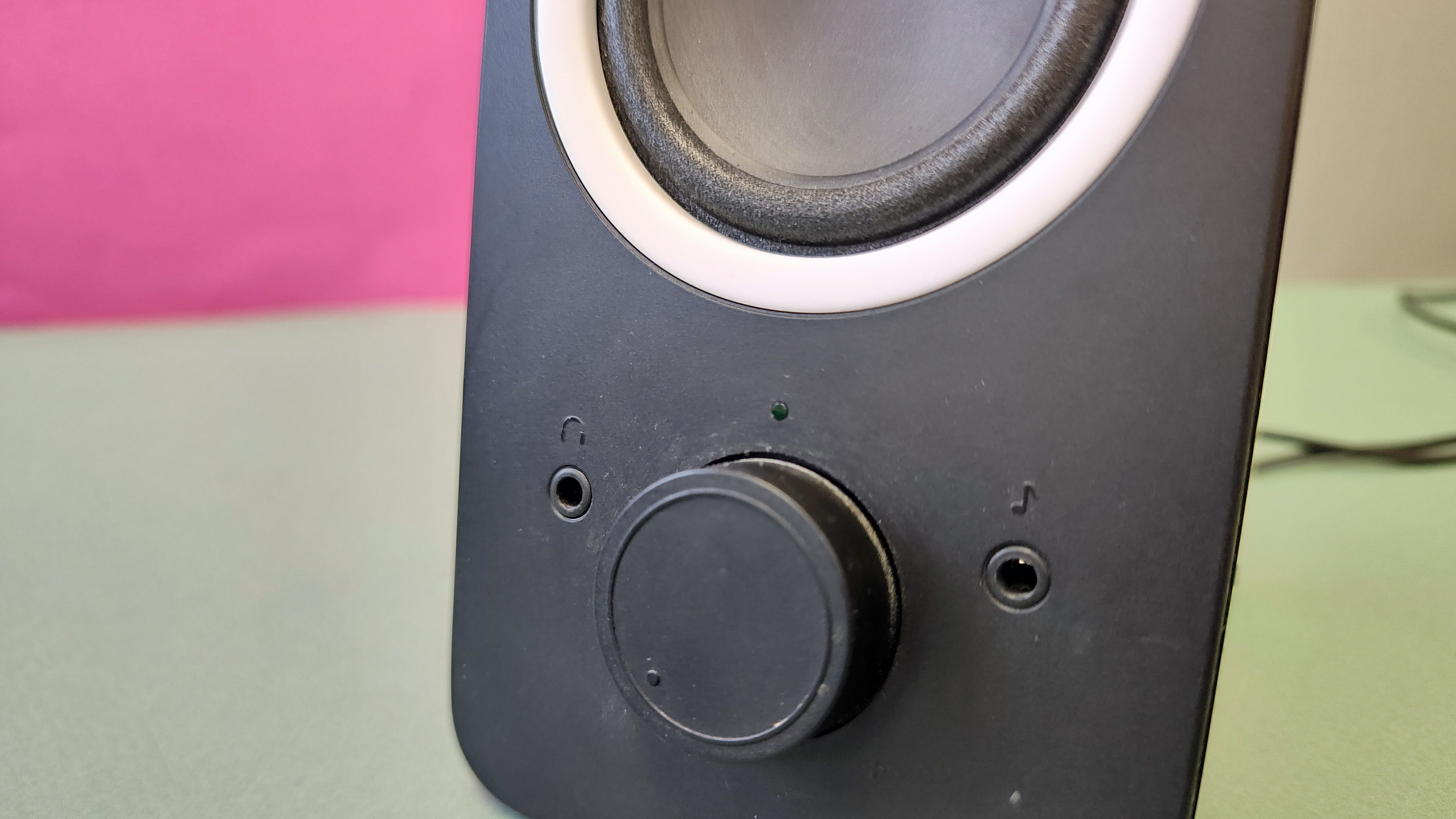 Logitech Z200 im Test: 2.0-Lautsprecher mit Dampfrad | Heise online ...