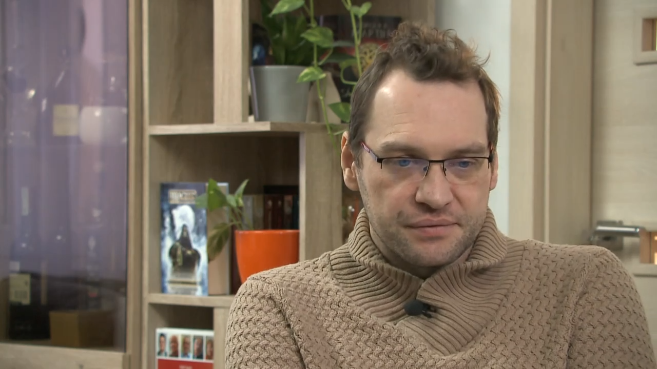 Oktatóját perli Péter, aki siklóernyőzés közben a földbe csapódott és ...