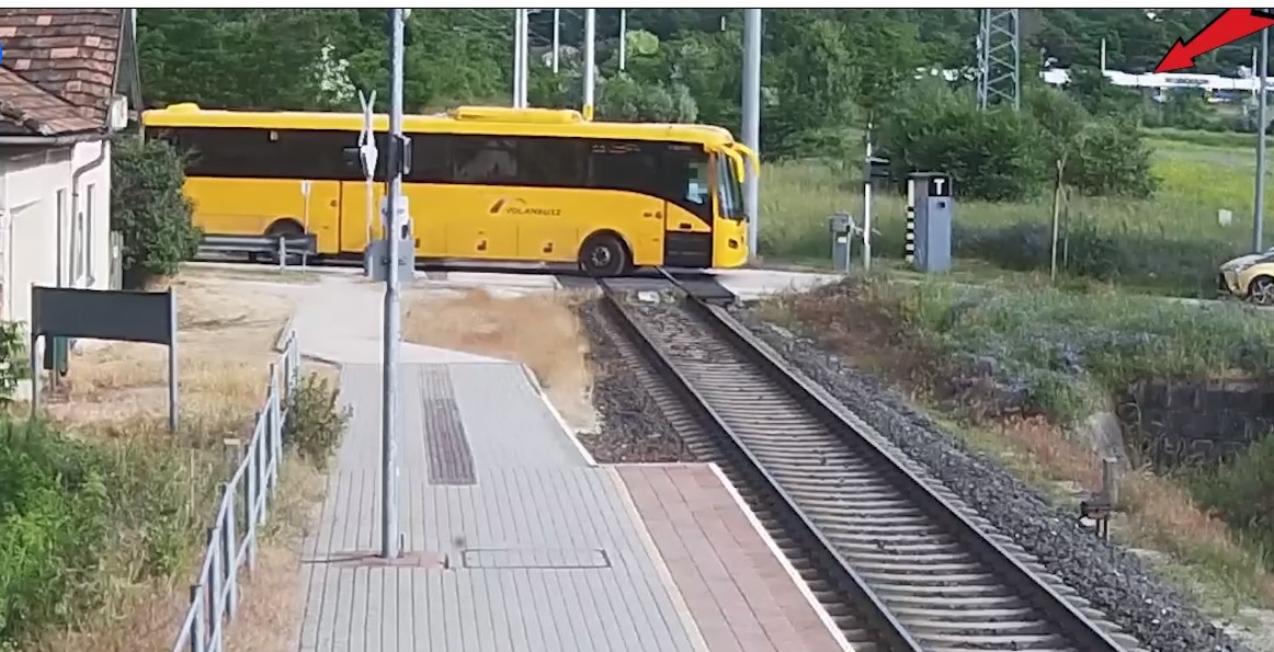 A tilos jelzés ellenére átment a vasúti átjárón a buszsofőr - Blikk