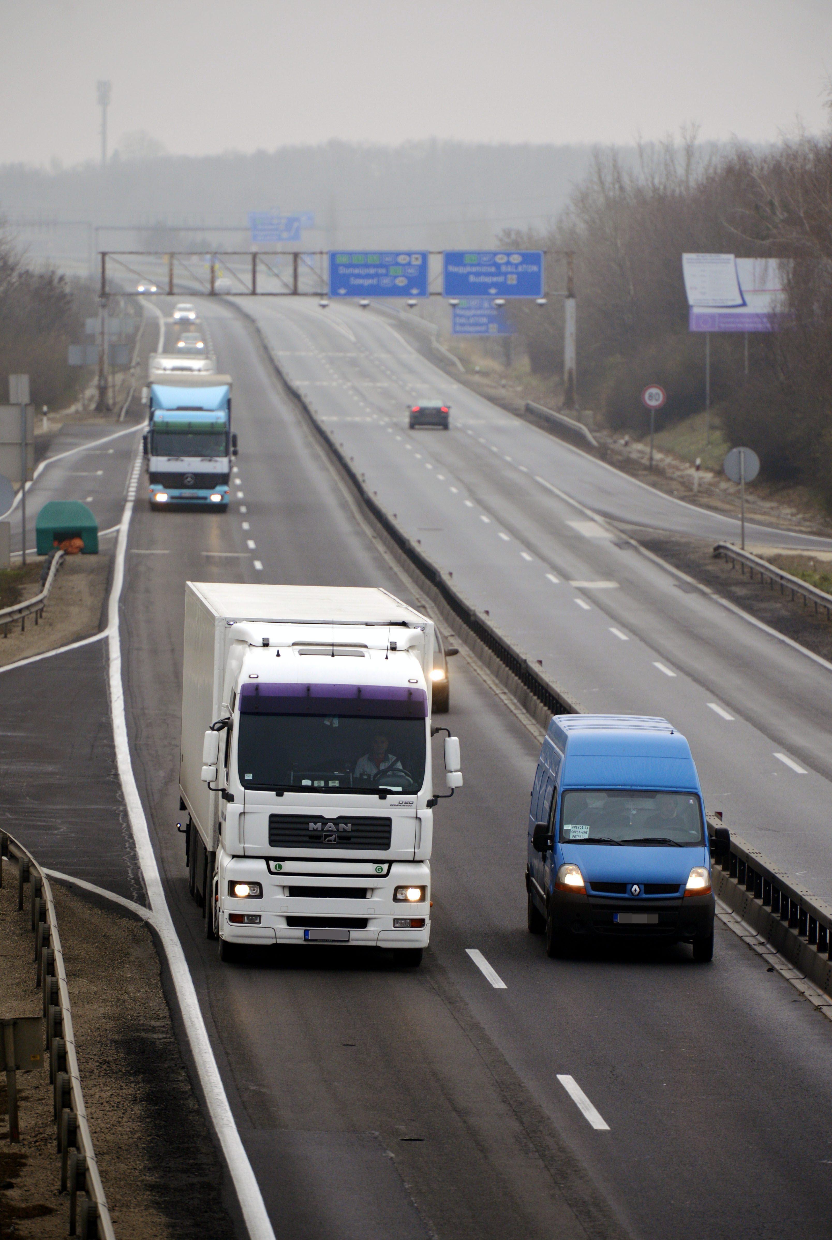Kamionok rohantak egymásba az M1-esen - Blikk