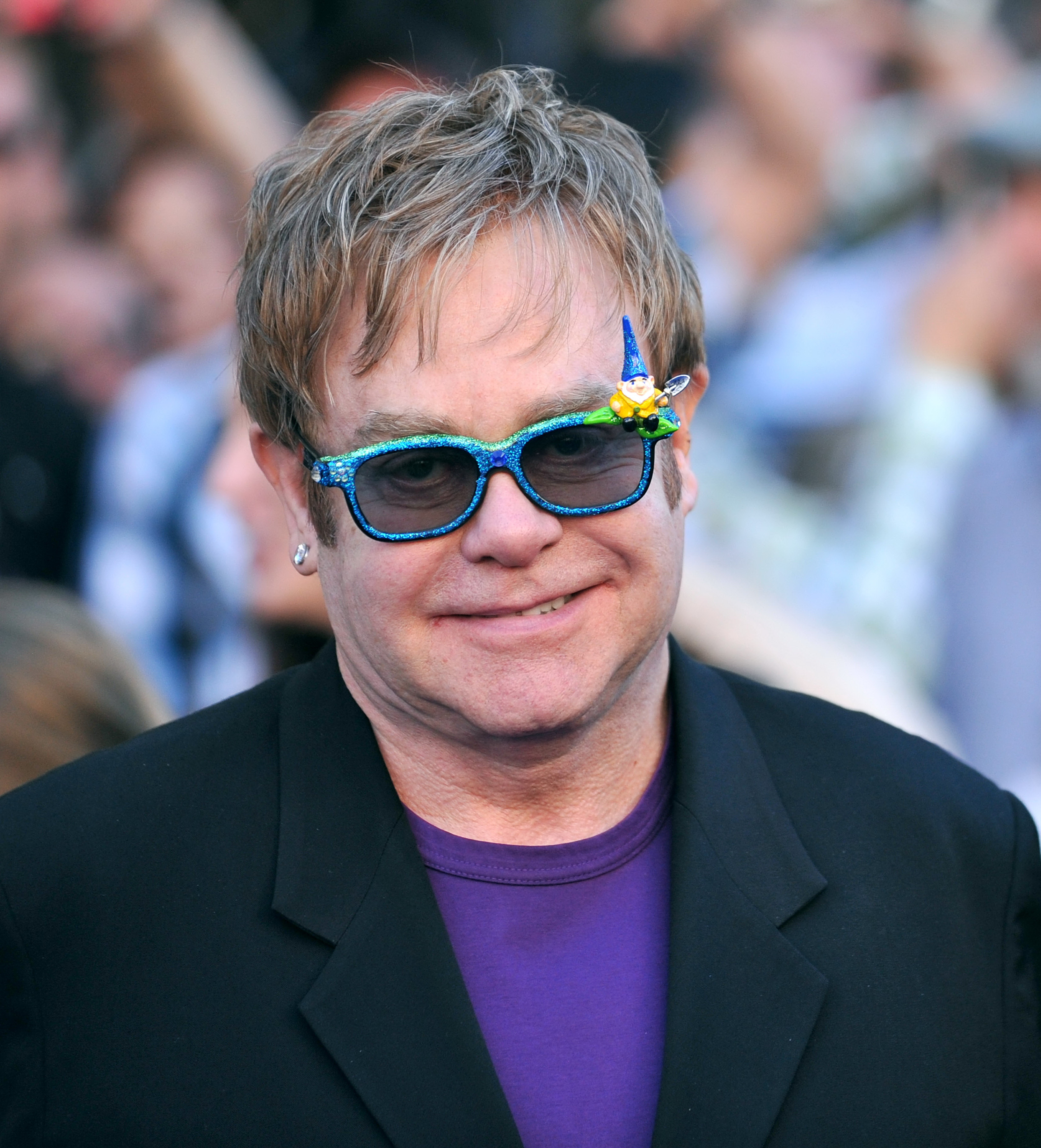 Ettől a stylistok sírva fakadnak: összegyűjtöttük a 70 éves Elton John ...