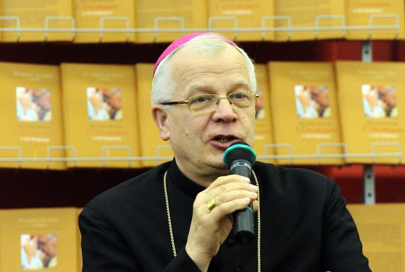 Arcybiskup Józef Michalik o przemocy wobec kobiet - Polska - Newsweek.pl