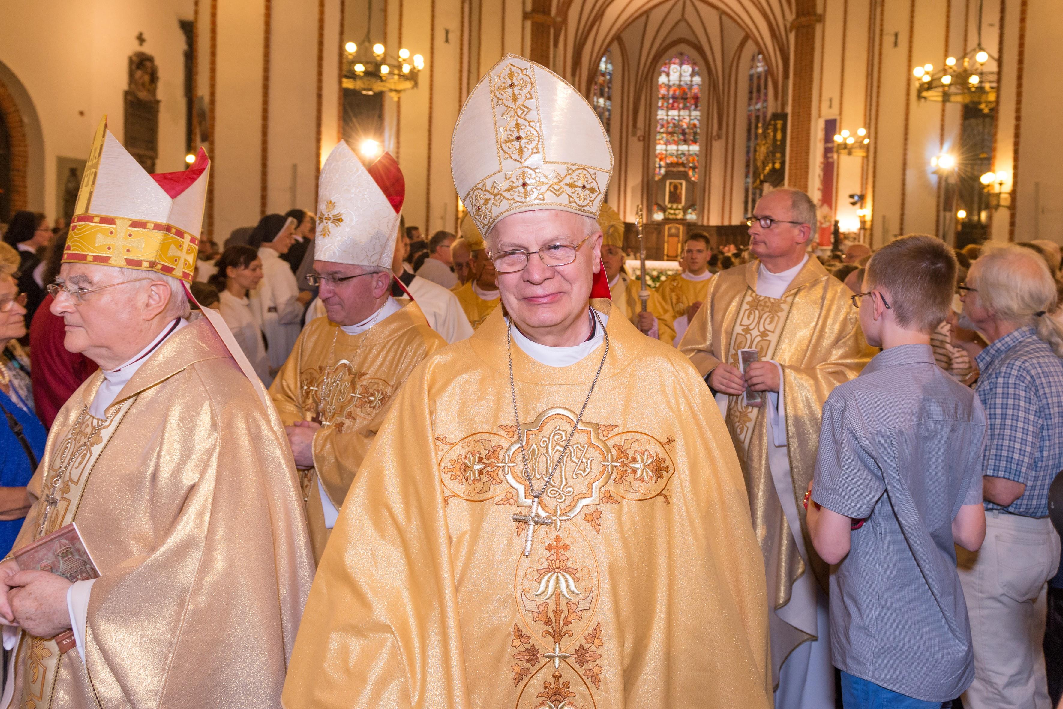 Biskupi idą po władzę wraz z PiS - Newsweek.pl