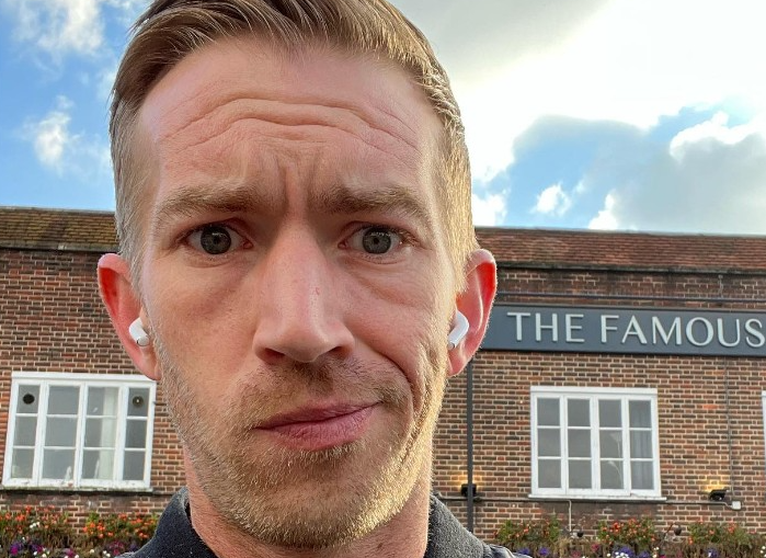 Deni je građevinac koji je preko noći postao zvezda filmova za odrasle ...