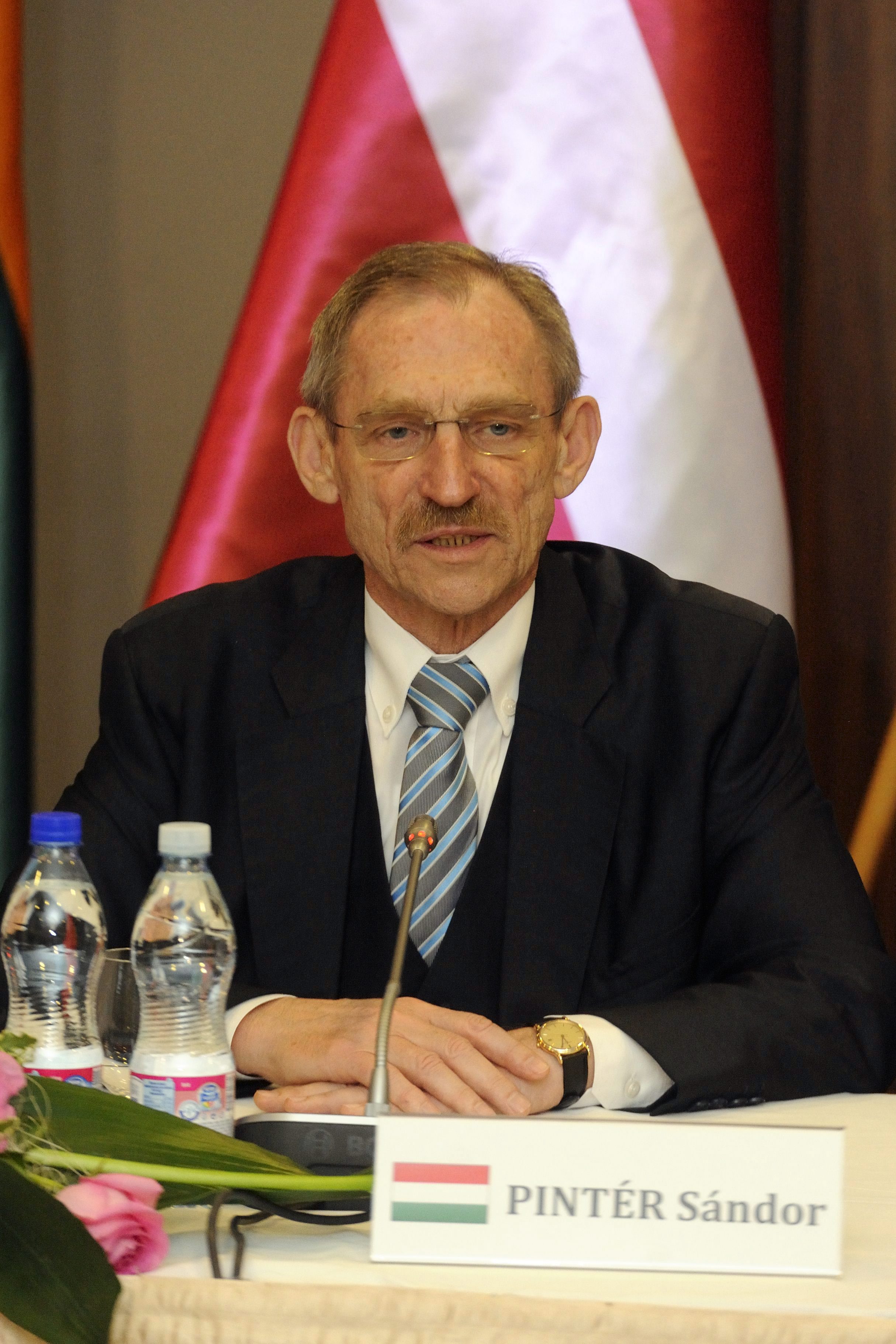 Pintér: Nincs olyan ember Magyarországon akit ne lehetne lehallgatni ...