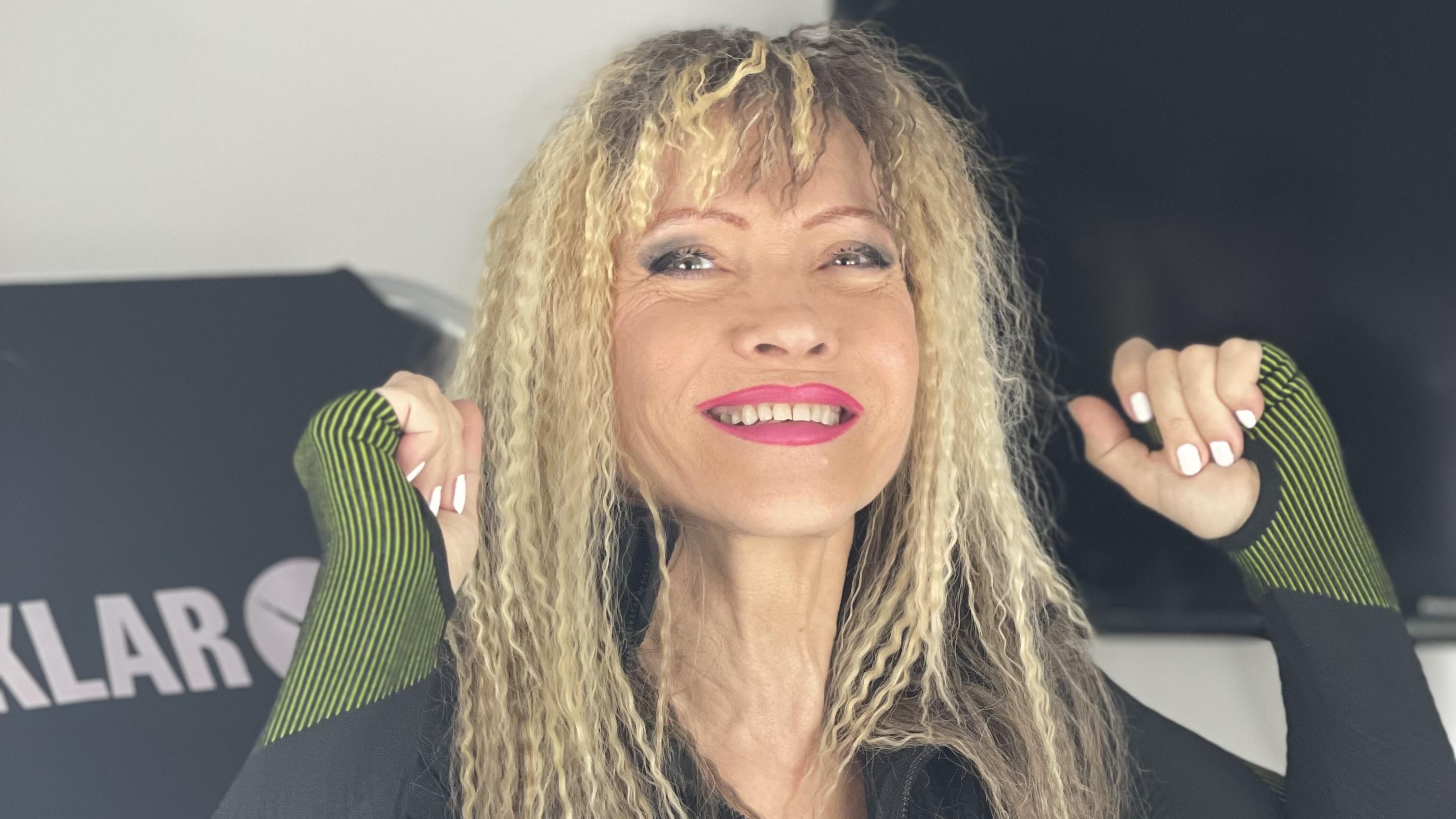 Szexi mikulásként pózol a 69 éves Marcellina - Blikk