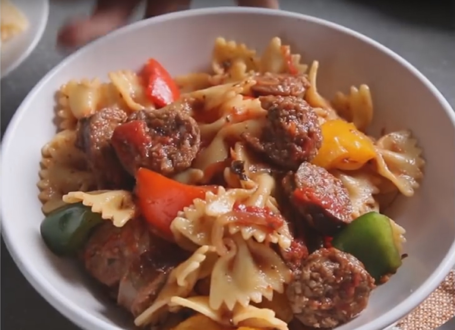 Brza večera: Jedna prljava šerpa i ukusna pasta sa PIKANTNIM kobasicama ...