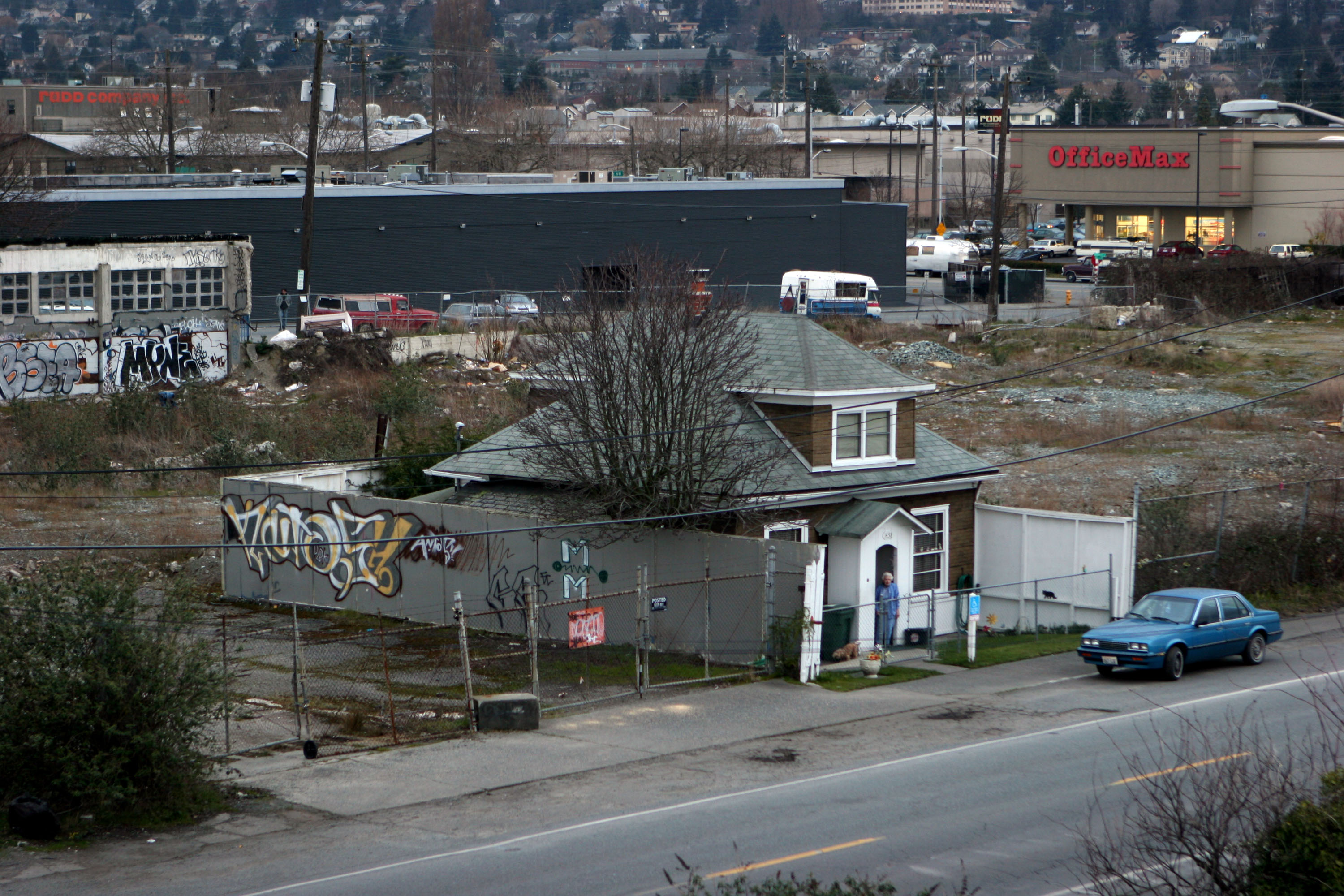Az igazi Fel: 1 millió dollárért sem adta el a házát, ezért köré ...