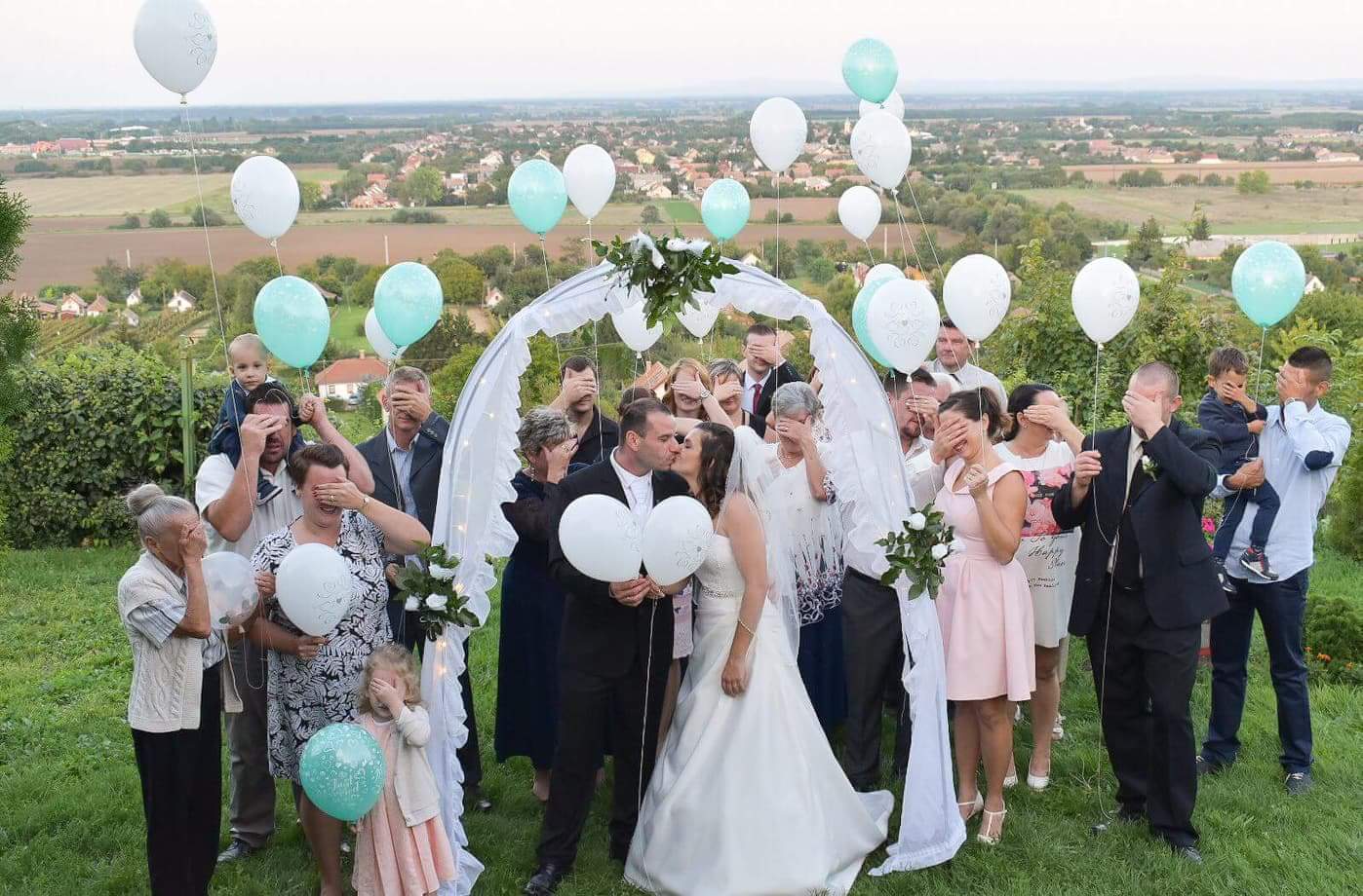 Érkeznek az esküvői fotók az örömteli pillanatokkal – Okostelefont ...