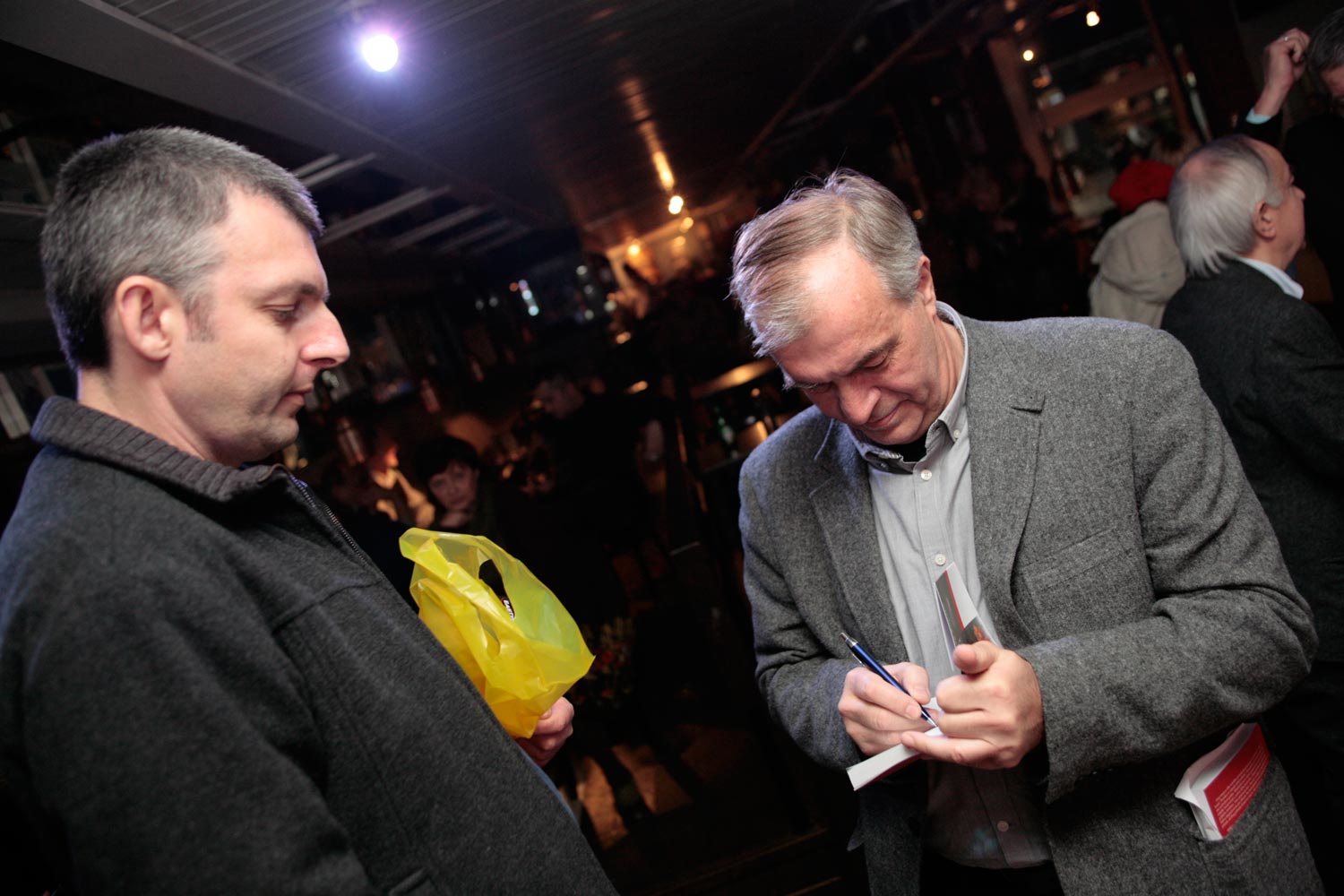 Roman "Zemlja u kvaru" Miodraga Zupanca: Pad moralnih vrednosti - Žena.rs