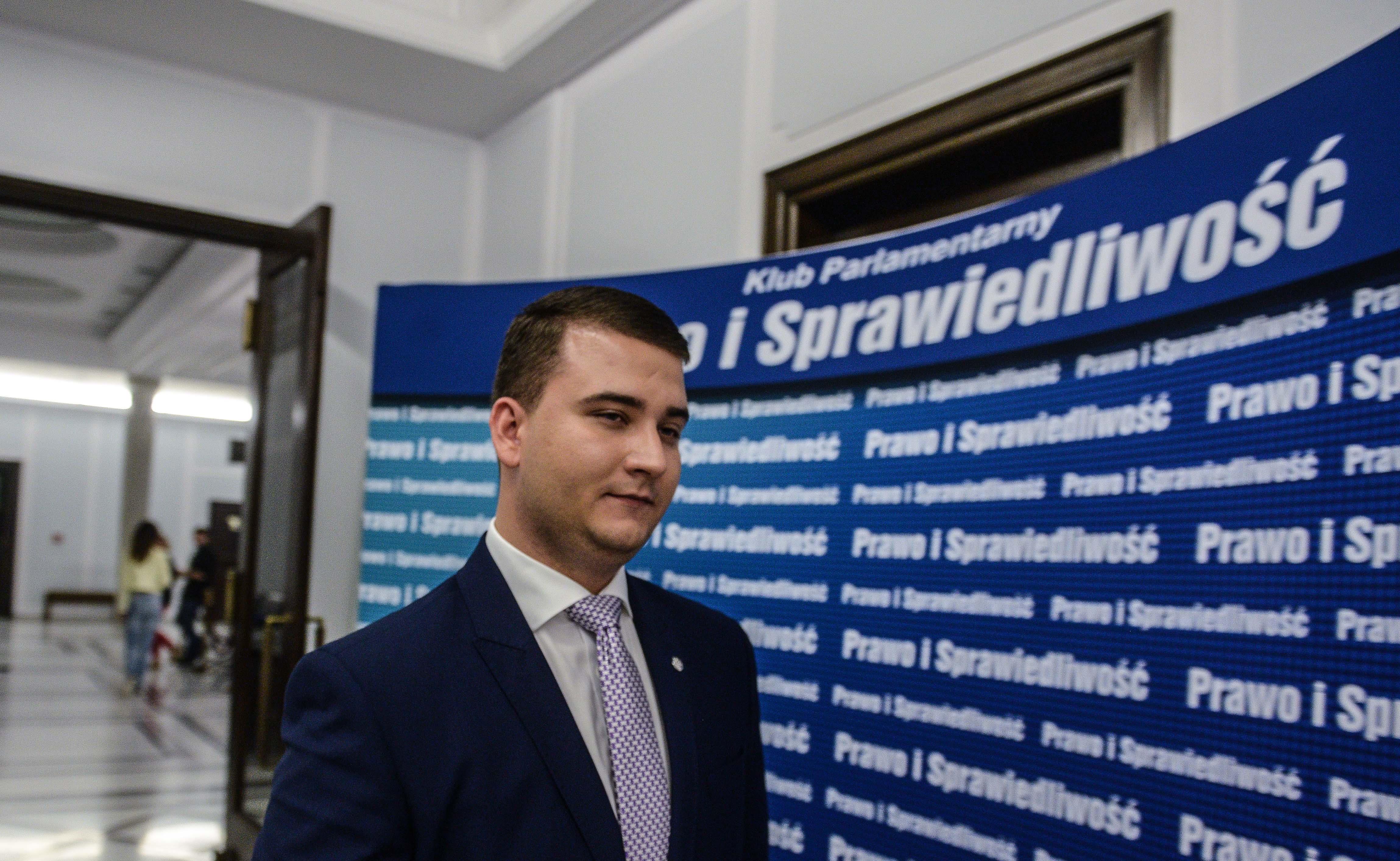 Bartłomiej Misiewicz. Z medal za zasługi dla obronności dla rzecznika ...