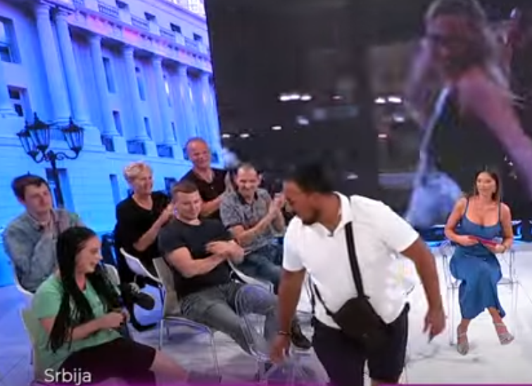 Usred emisije poljubio devojku iz publike, Voditeljka se skamenila ...