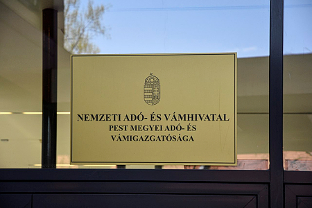 Több mint ötezer üveg hamis parfümöt foglalt le a NAV - videó - Blikk