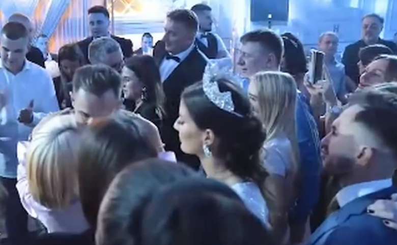 Jovana Jeremić zgrabila i strasno poljubila novog dečka dok su svi ...