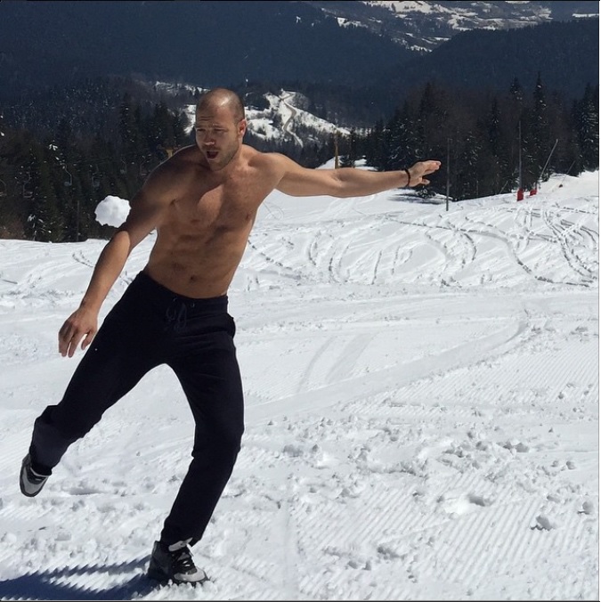 Grudvanje do gole kože: Maneken pokazao mišiće! FOTO