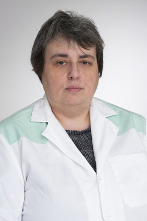 Adrienn hátfájásra panaszkodott, majd mindkét lába lebénult - Blikk