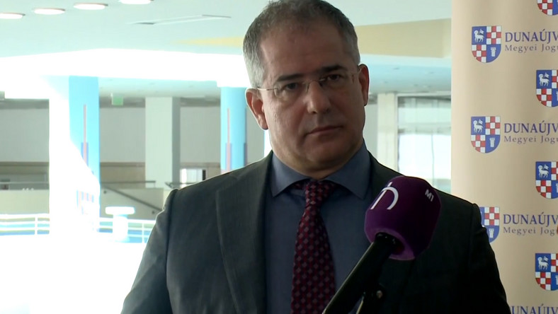 Kósa Lajos most azt állítja, egy csengeri háztartásbeli nő csapta be ... Kósa Lajos most azt állítja, egy csengeri háztartásbeli nő csapta be ...
